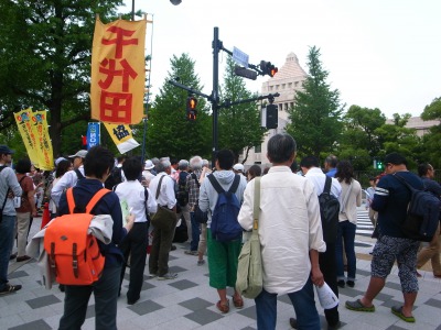 「集団的自衛権、認めるなら改憲手続きを」国会周辺でデモ - オルタナ